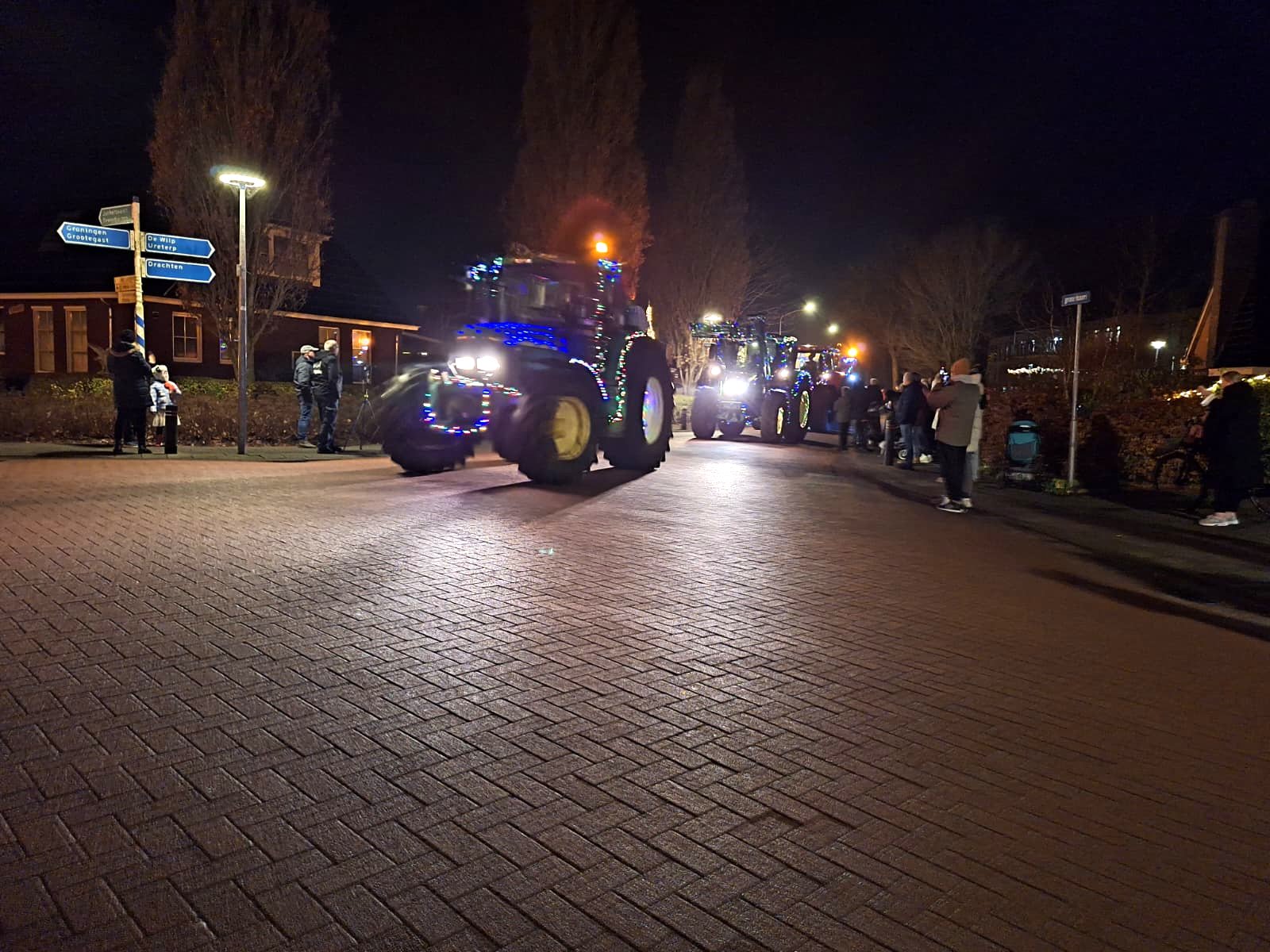 Tractoren rijden verlicht door het Westerkwartier - 112Marum