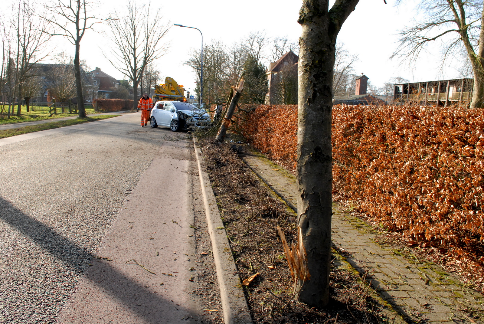 Auto botst tegen boom op Kruisweg - 112Marum