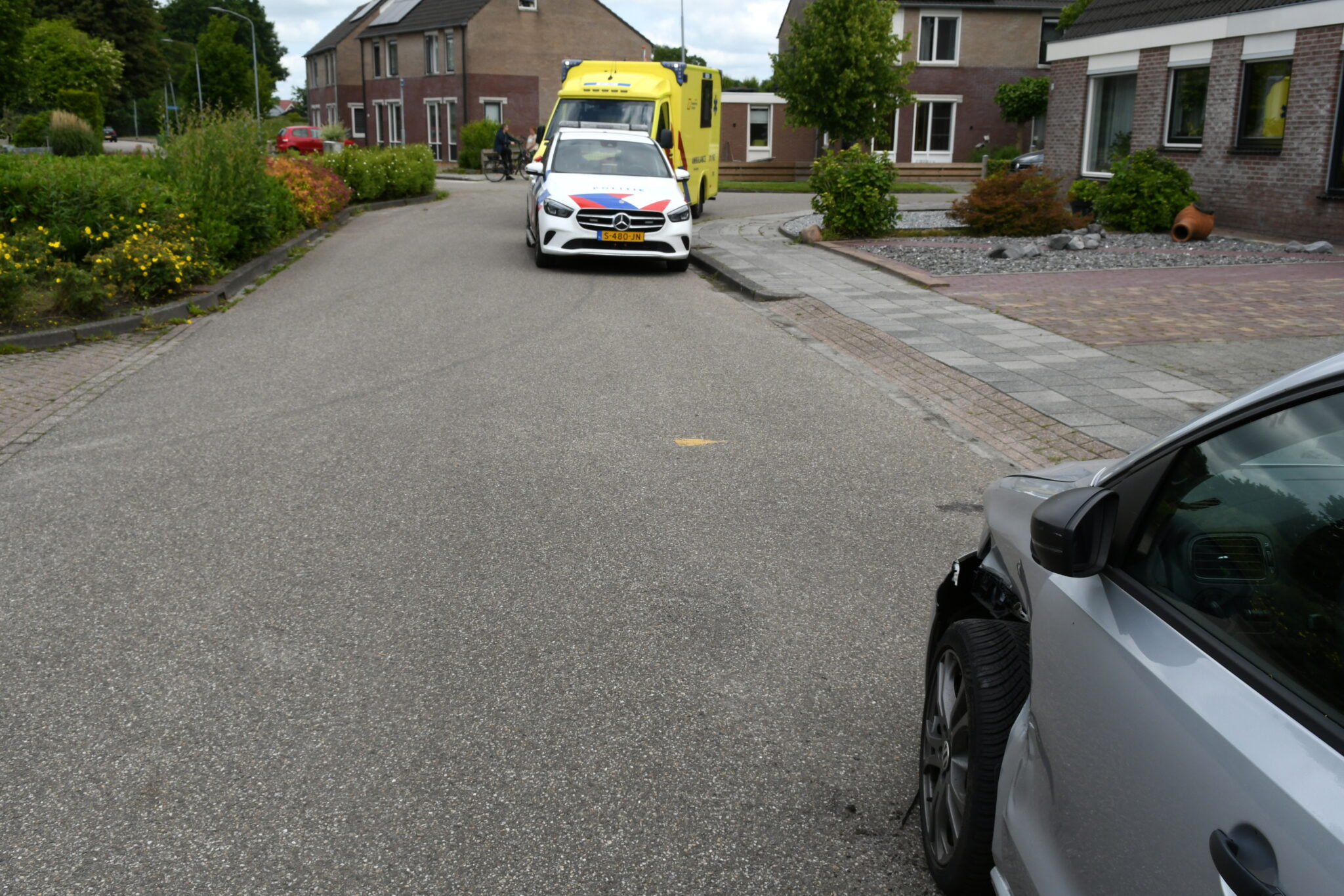 Botsing tussen auto en bestelbus in Zevenhuizen: bestuurder naar de dokterspost - 112Marum