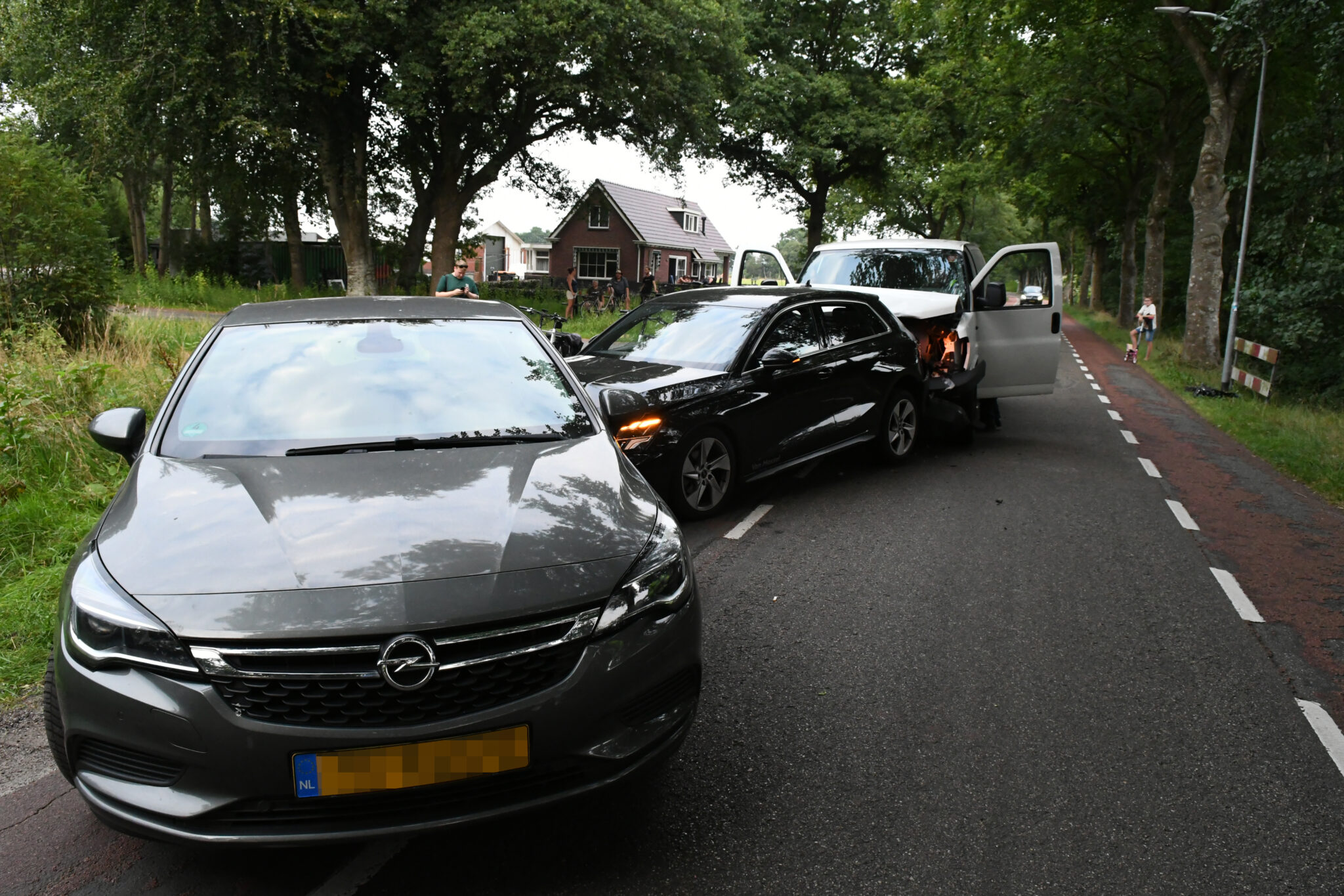Auto's botsen op kruising in Opende - 112Marum