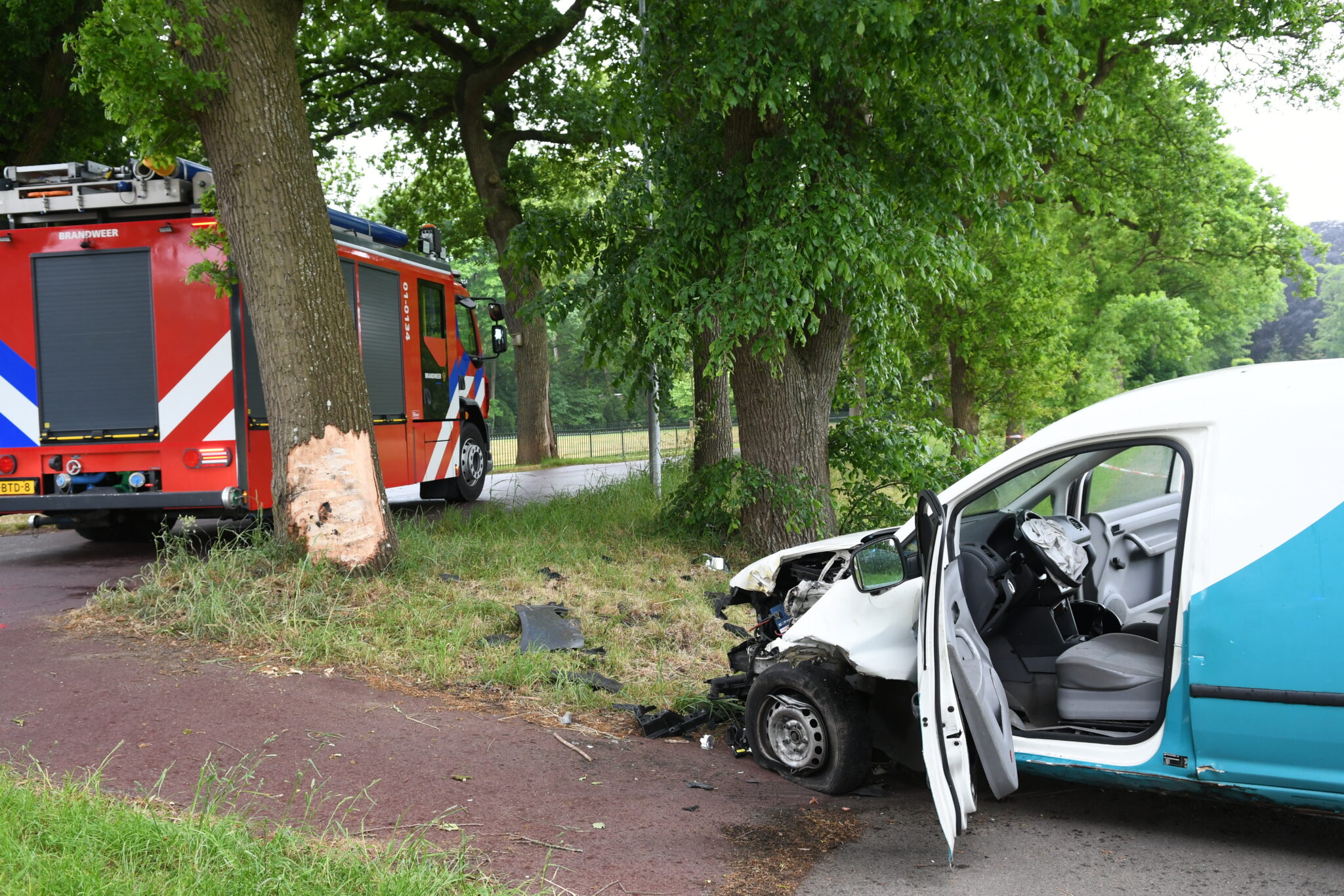 Auto botst tegen boom op Haarsterweg - 112Marum